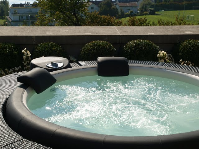 KONTRAKTOR KOLAM JACUZZI SOLO