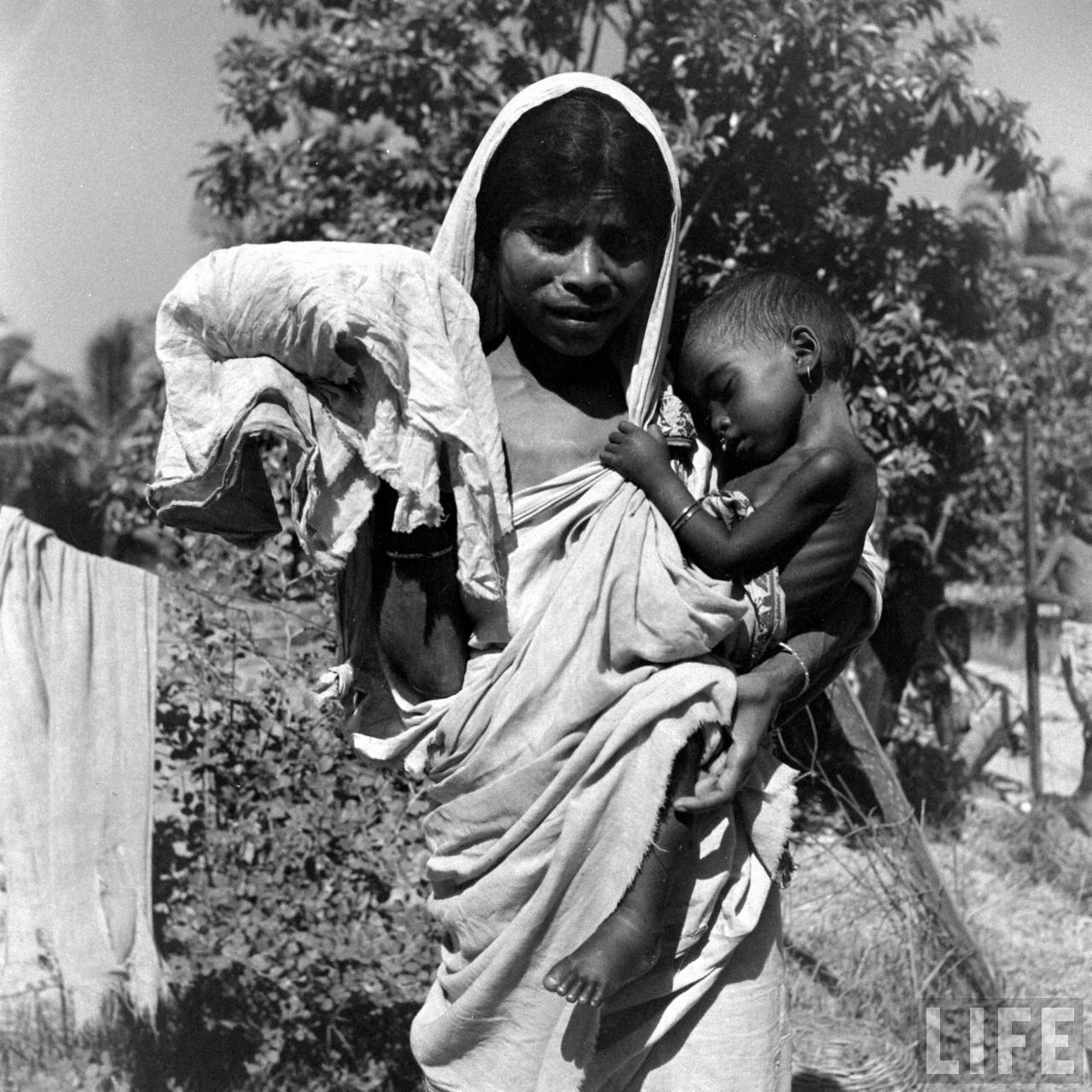 Bengal famine of 1943 Part - 4 - Old Indian Photos