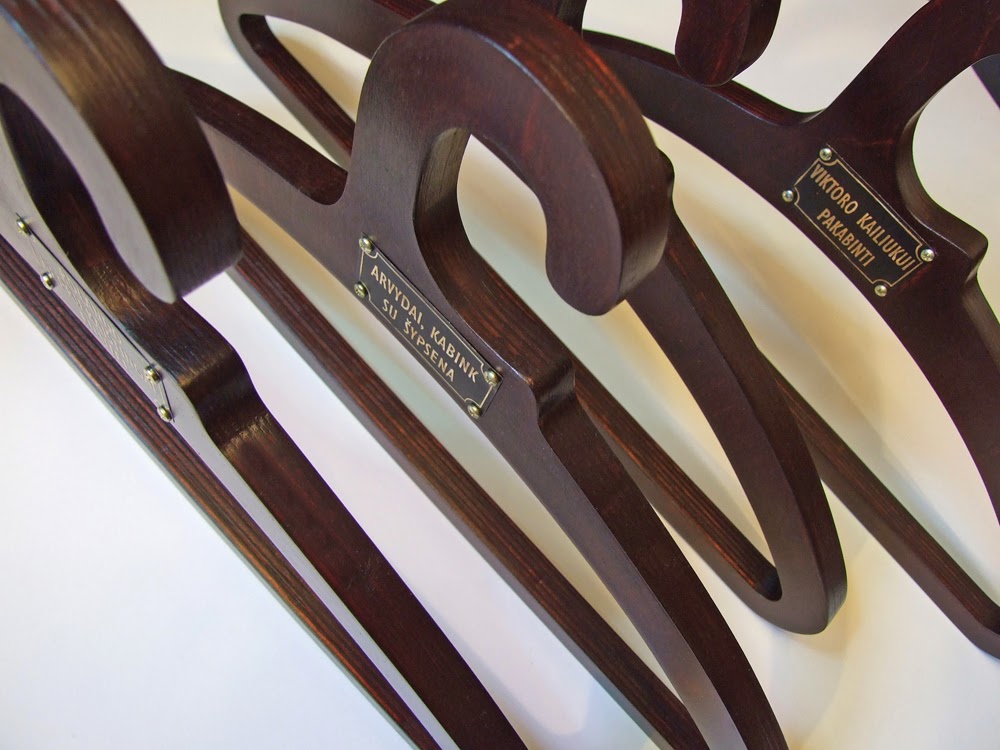 Vardiniai rūbų pakabai