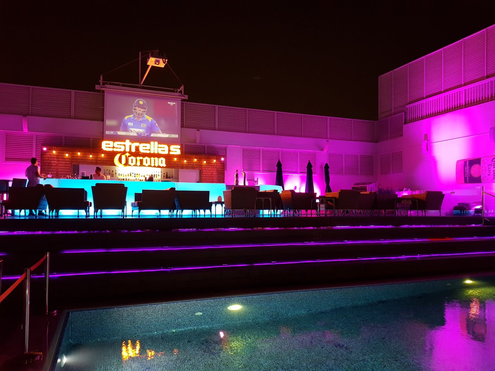 Estrellas Rooftop Poolside Lounge