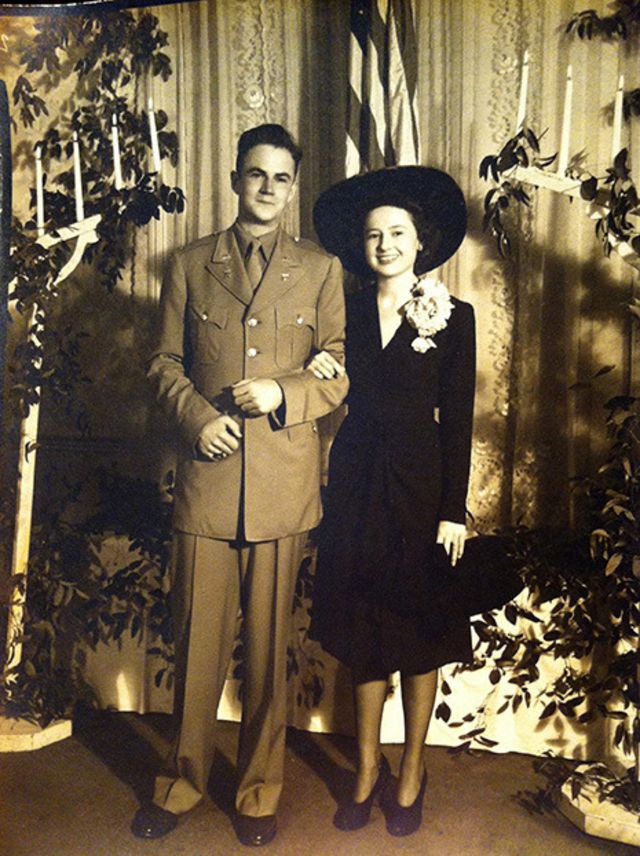 Wartime Marriage: Lovely Photos of WWII Soldiers With Their Brides ...