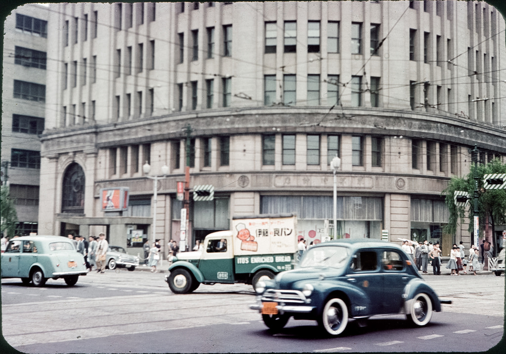 20 Rare and Wonderful Color Photographs Capture Daily Transport in ...