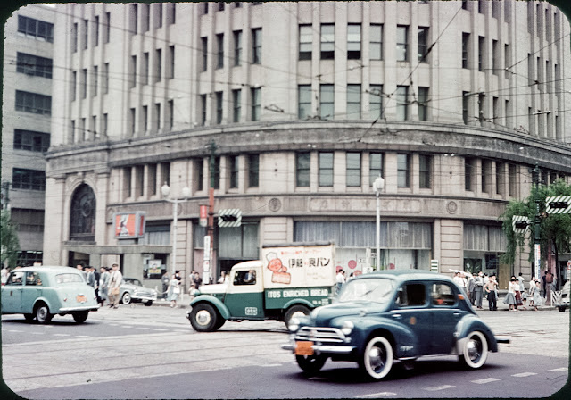 20 Rare and Wonderful Color Photographs Capture Daily Transport in ...