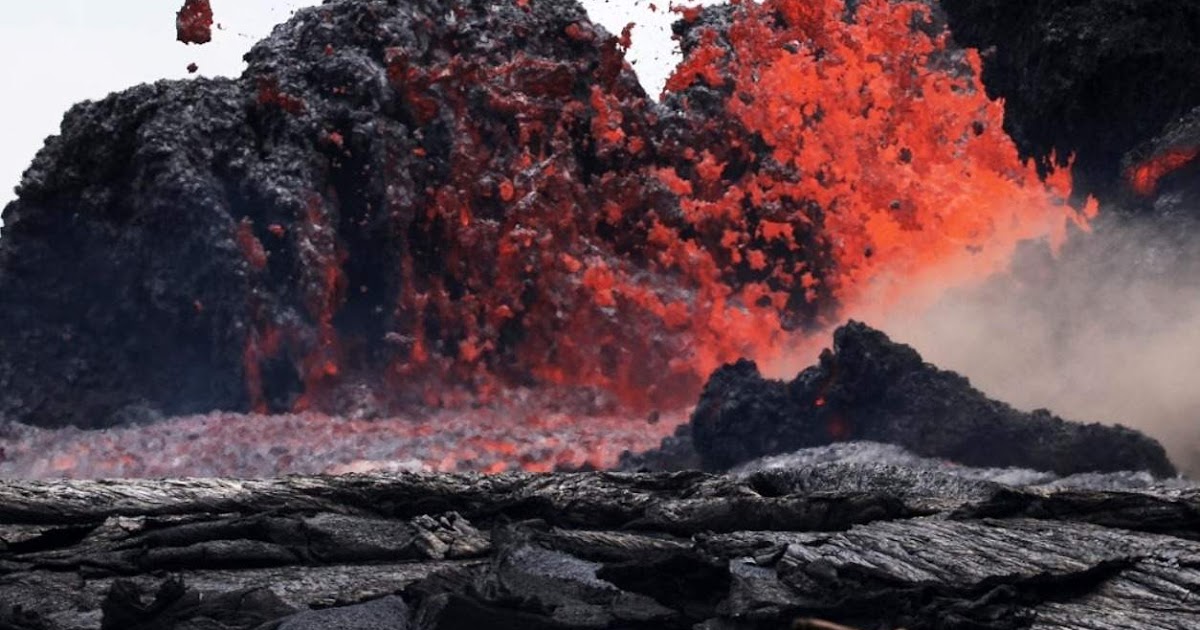 Hawaii's Kilauea Volcano Eruption Enters New Phase as Crater Falls ...