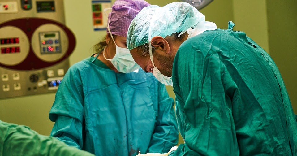 CERCA DEL LETEO: MEDICINA. Series de médicos.