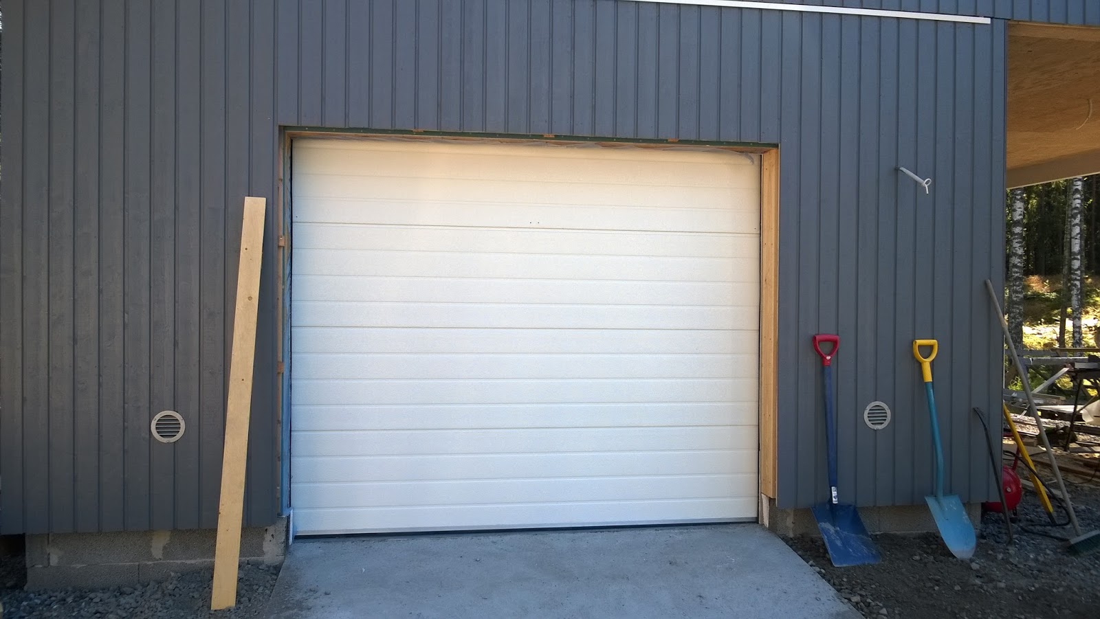 Autotallin luiska ja ovet | Storfallet