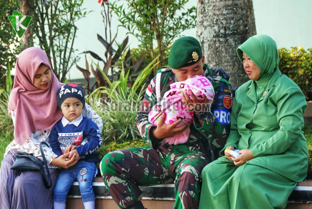 10 Momen Haru Prajurit TNI Tinggalkan Keluarga Demi Tugas Negara 10 Momen Haru Prajurit TNI Tinggalkan Keluarga Demi Tugas Negara