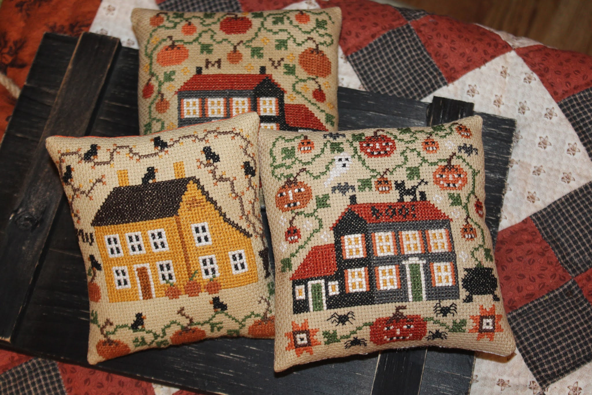 Pinker n Punkin Quilting & Stitching: Winter Saltbox Freebie
