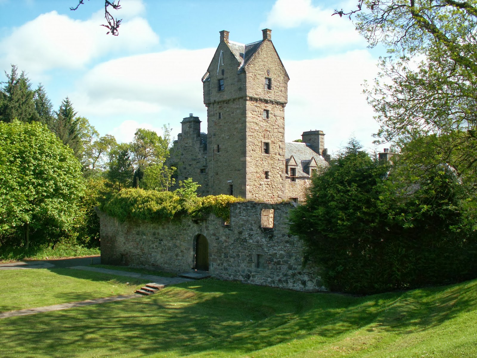 CUBO ET EXCUBO: Mains of Fintry Castle