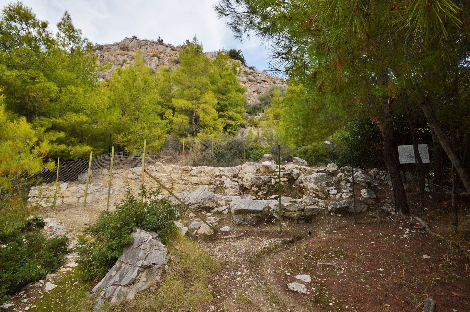 Γιώργος Πρίμπας (Στιγμές): [προς το Σπήλαιο Ευριπίδη, στη Σαλαμίνα,17. ...