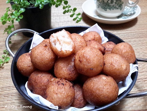 Aunty Young（安迪漾）: 炸木薯球 (Fried Tapioca/Cassava Balls )