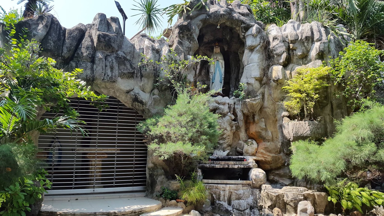 Gua Maria Gereja Katolik St. Kristoforus, Grogol, Jakarta Barat | Per ...