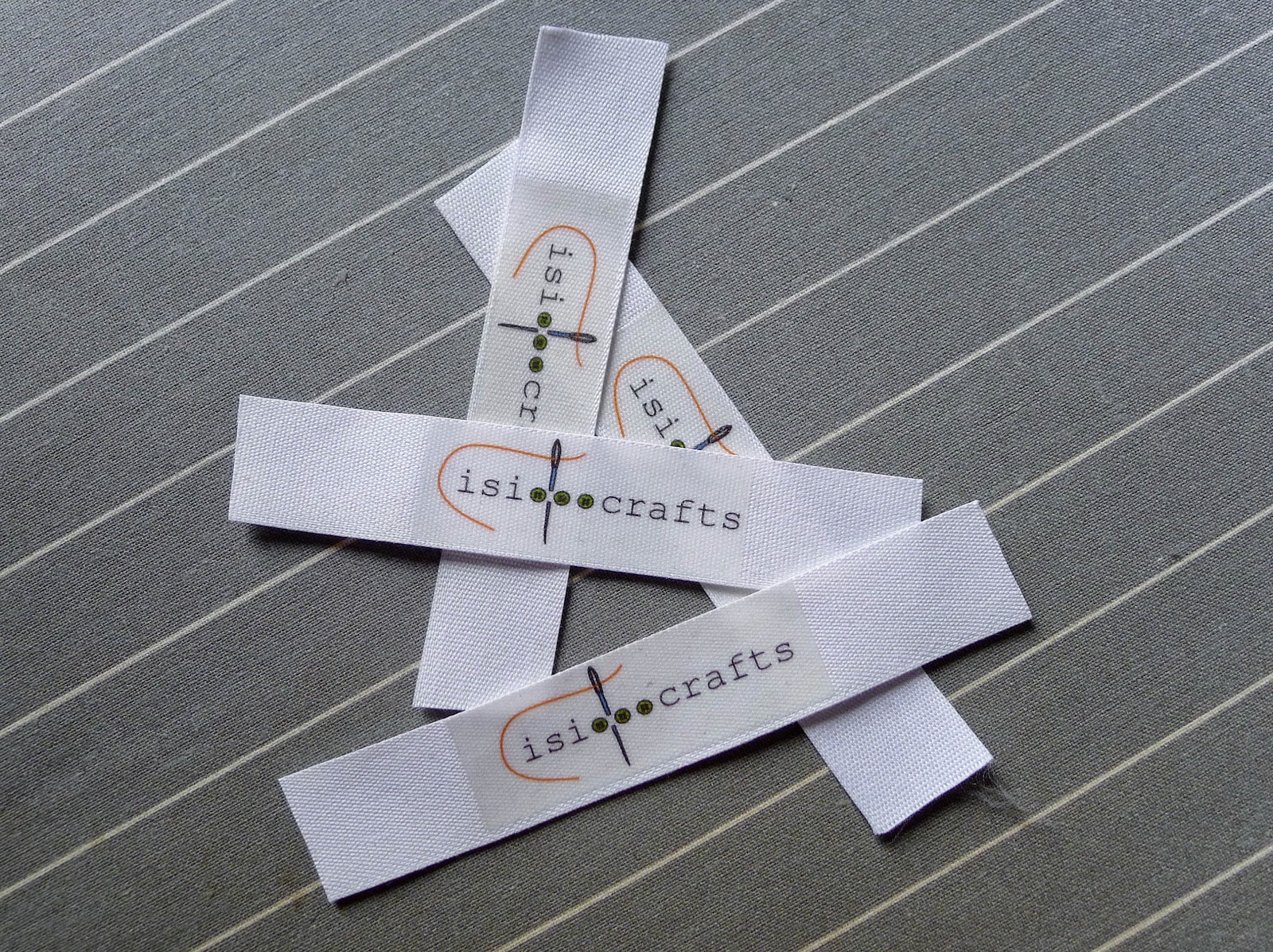 Isi...CraFts: 28 - TUTORIAL: Etiquetas para ropa DIY: Homemade clothing ...