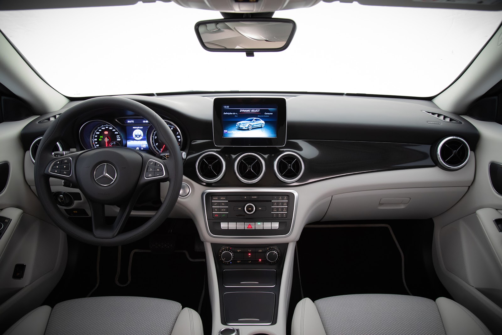 Mercedes-Benz CLA 180 leva a família à liderança do segmento