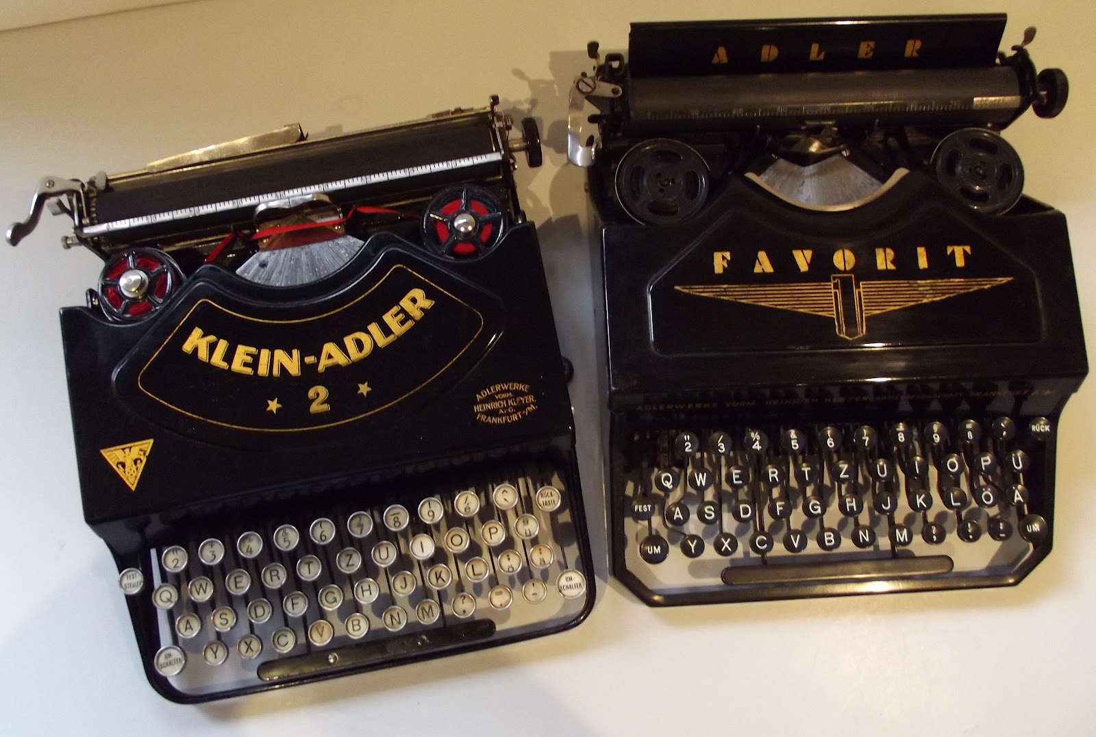 oz.Typewriter: The Adler Model 32 Portable: Sweet Typewriter Eye Candy