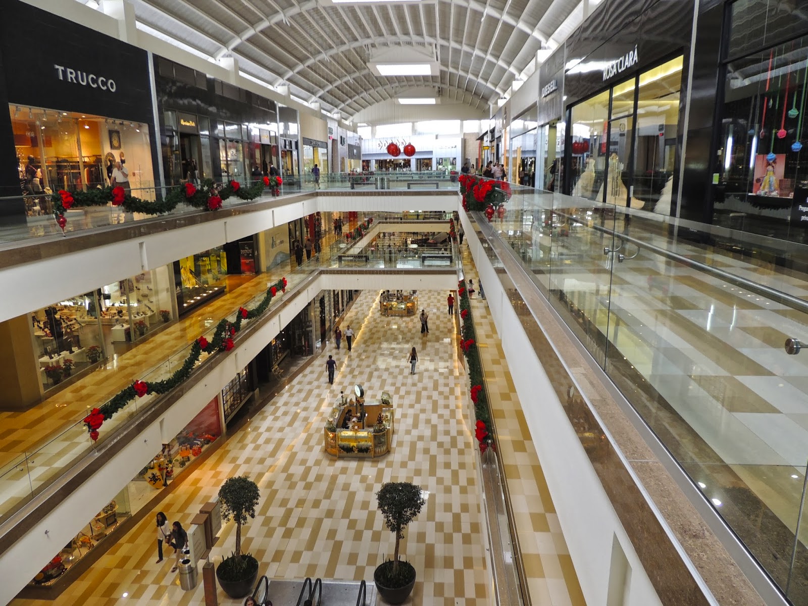 Tamarindo, Costa Rica Daily Photo: Christmas Shopping in the Mall