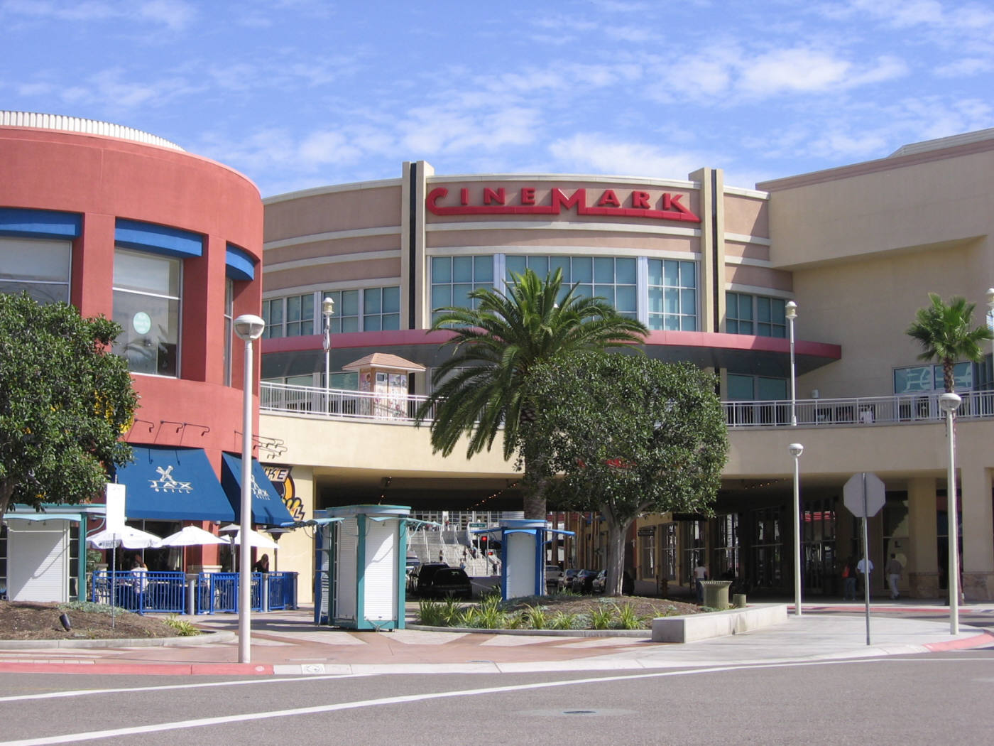 Los Angeles Theatres: Cinemark at the Pike Outlets