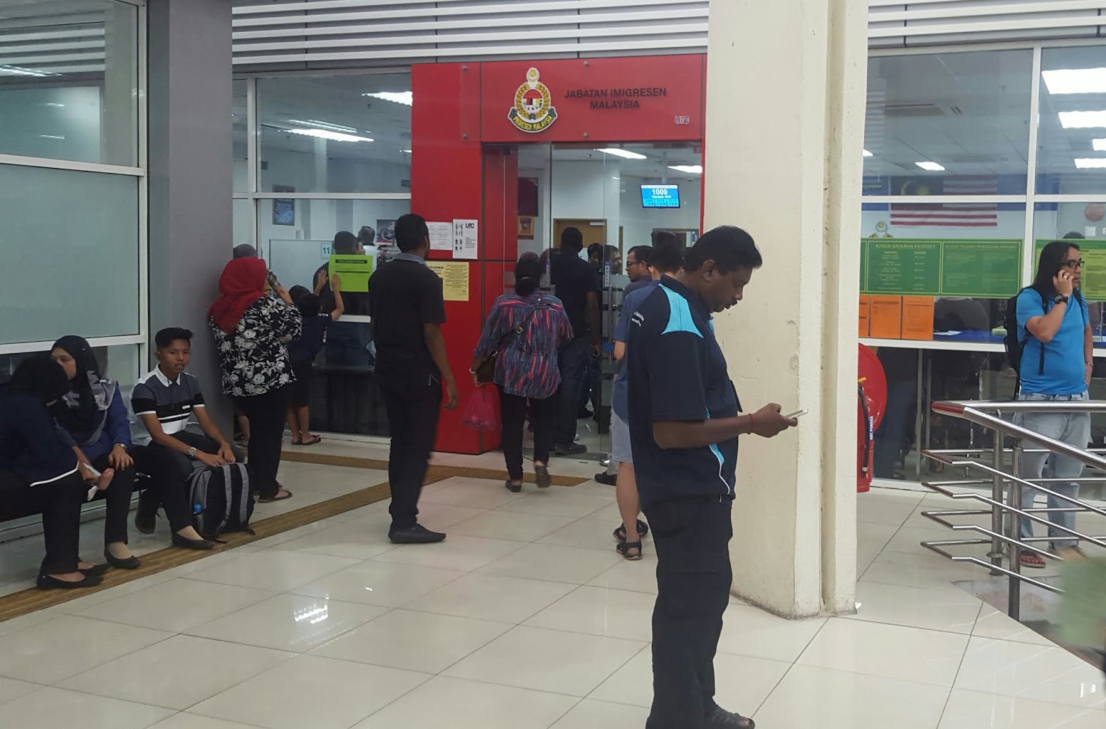 DAUS REDSCARZ: Selesai urusan Passport anak-anak di Mini UTC Keramat