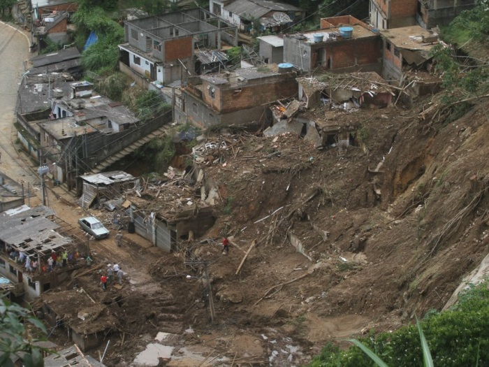 Viva o momento Geográfico: DESLIZAMENTOS DE TERRAS