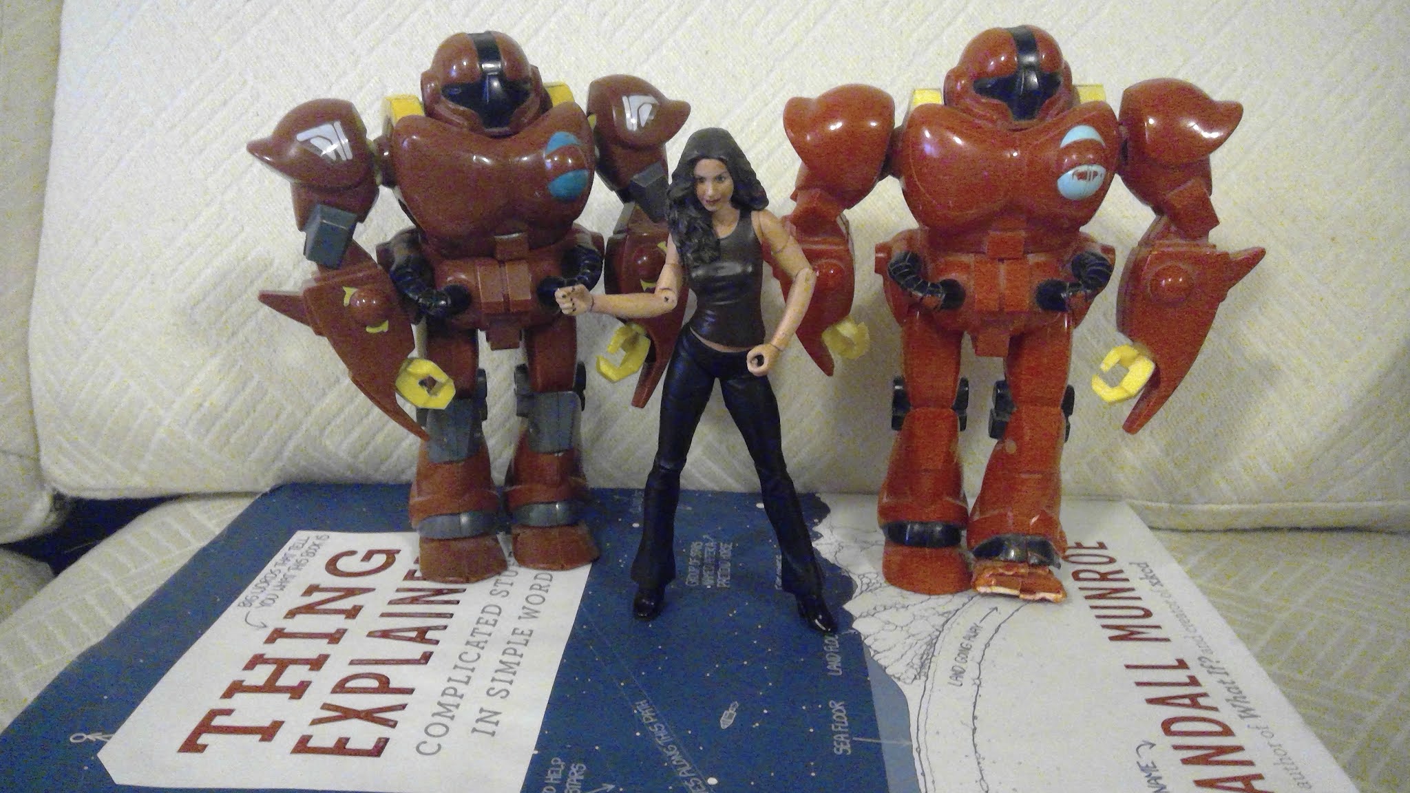 The Trendy Troodon: Giant Robot Review: The big red Robotech guy!