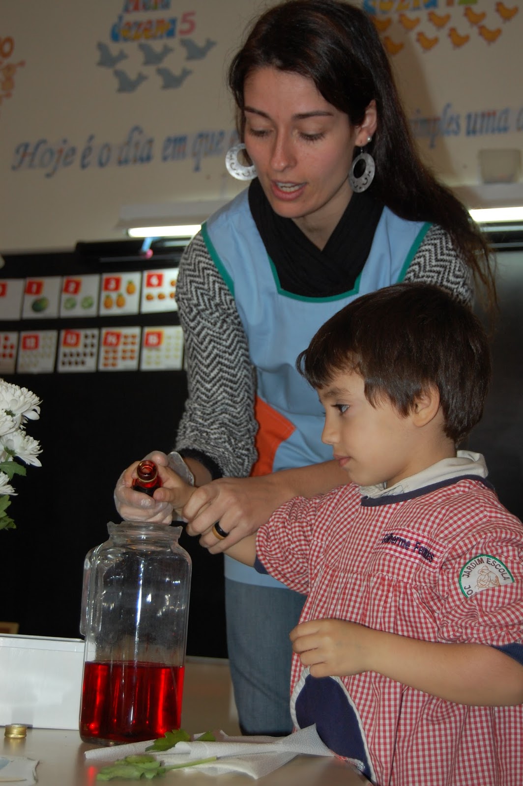 Jardim-Escola João de Deus - Gaia: Bibe Encarnado - Experiência da cor