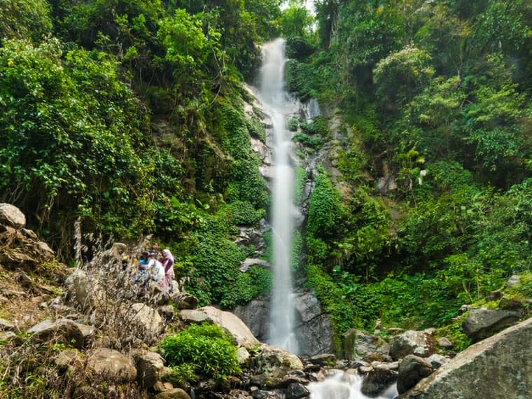 Keindahan Wisata Curug Semirang, Airnya Terlihat Berwarna Hijau