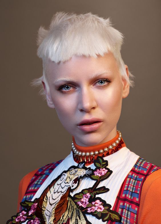 La moda en tu cabello: Flequillo asimétrico Cortes Pixie - Invierno 2021