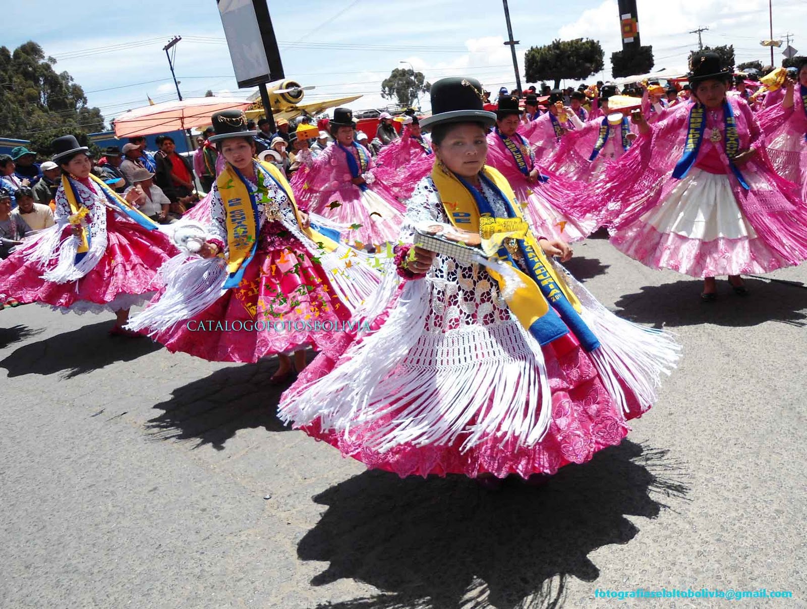 Catalogo de fotos Bolivia: Moda cholita fashion se impone en la Entrada ...