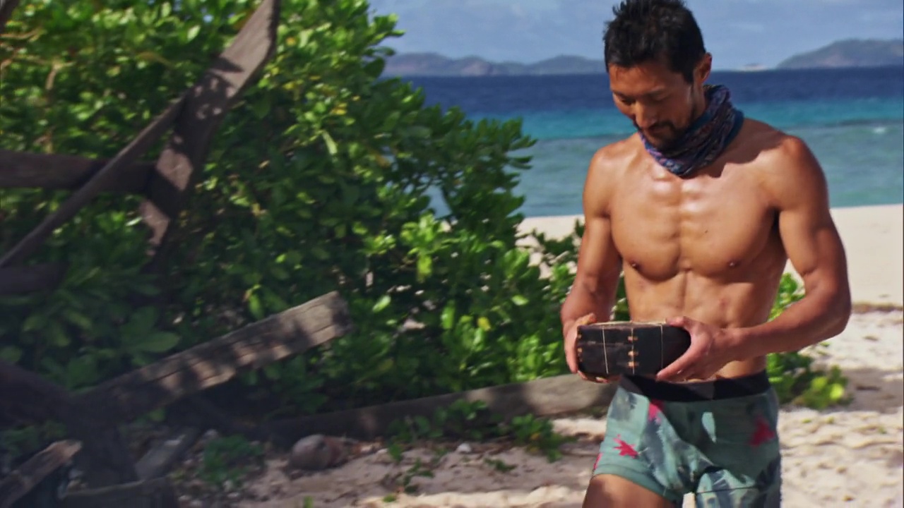 ausCAPS: Survivor 40-09 "War Is Not Pretty"