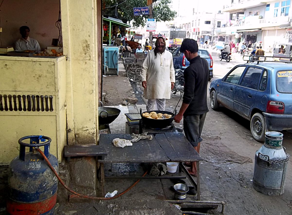 Stock Pictures: Cooking on pavements in India