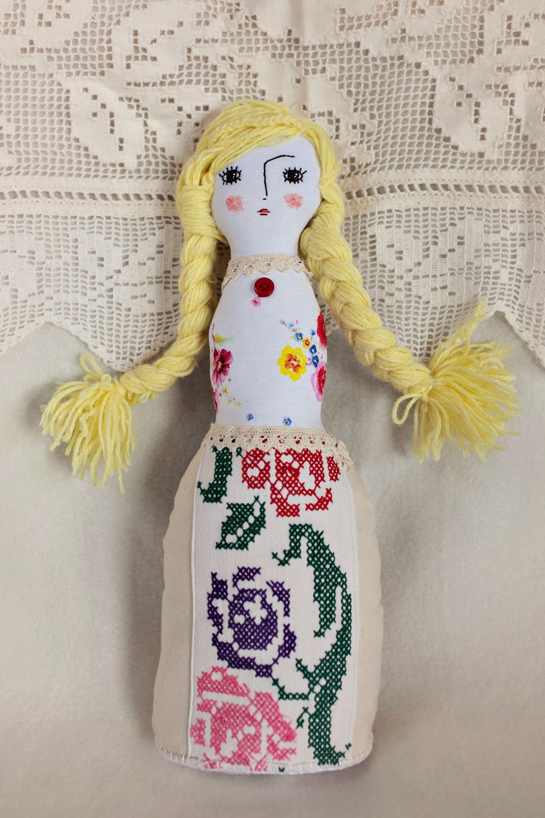 Papusi handmade inspirate din folclorul romanesc - Nasturelul fermecat ...