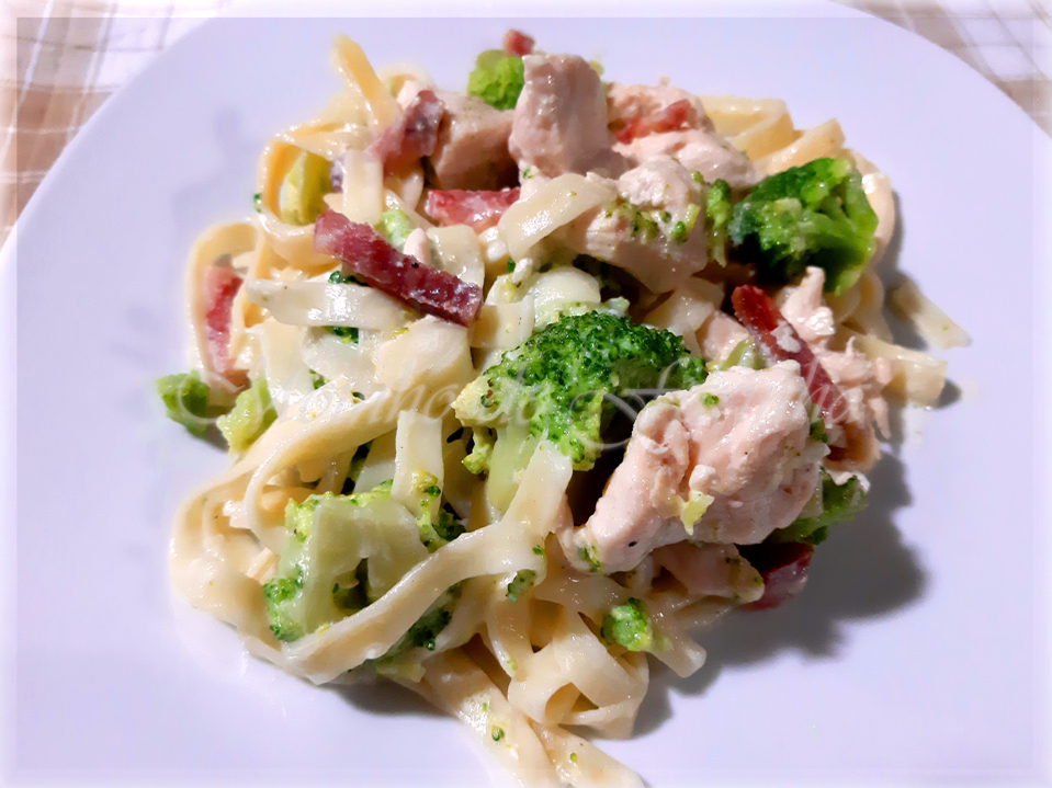 Moinho De Farinha: Massa talharim com brócolos, peito de frango e bacon