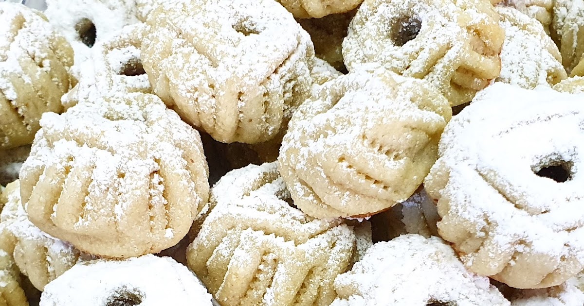 Maryam's Culinary Wonders: 1568. Date Semolina Maamoul