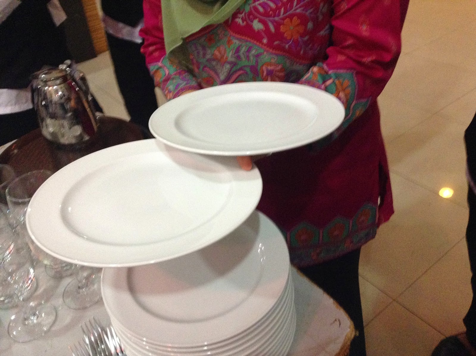 HH309-Food and Beverage (aliments et boissons): [BASIC] How to hold a plate