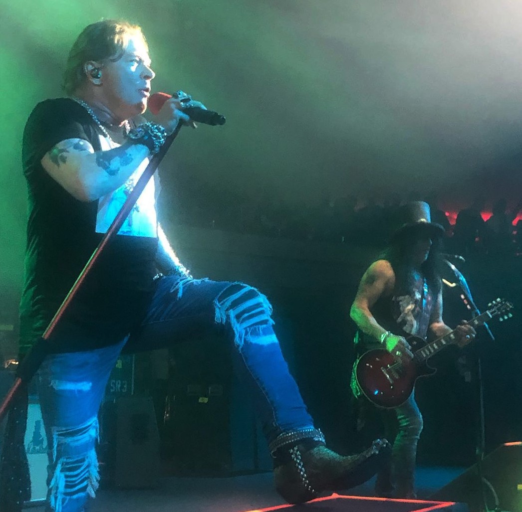 Axl Rose exibe novo visual em 1º show do ano do Guns N' Roses