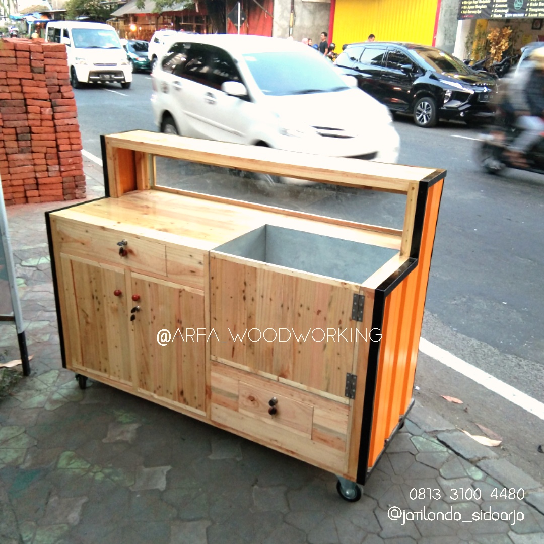 Booth Rombong Replika Kontainer Kombinasi Kayu Jatibelanda