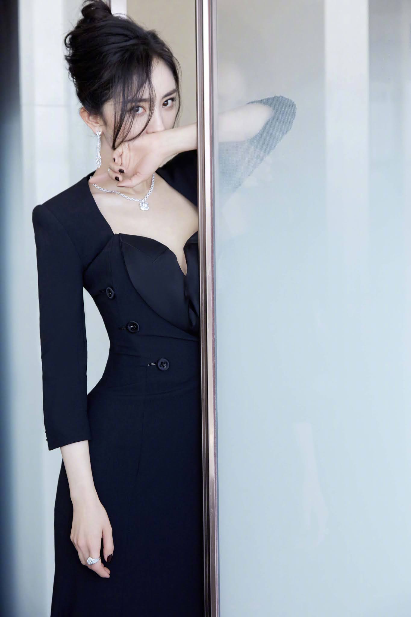China Entertainment News: Yang Mi poses for photo shoot