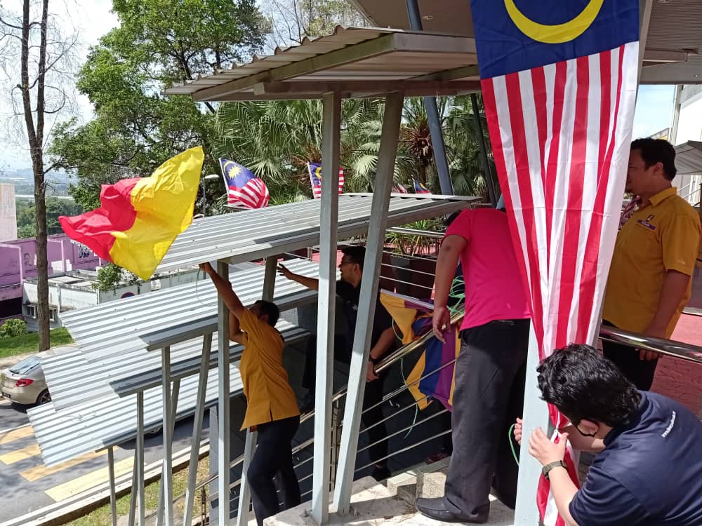 Pemasangan Bendera Sempena Bulan Kemerdekaan - Perpustakaan UiTM