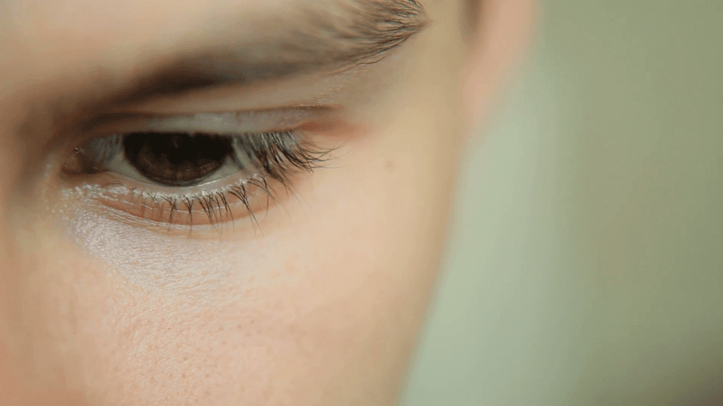 8 Cara Membaca Pikiran Dari Gerakan Bola Mata