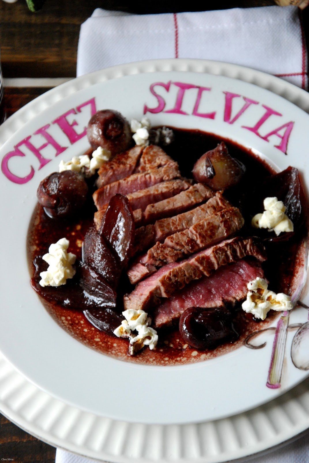 Carne encebollada con salsa Bordelaise — Chez Silvia