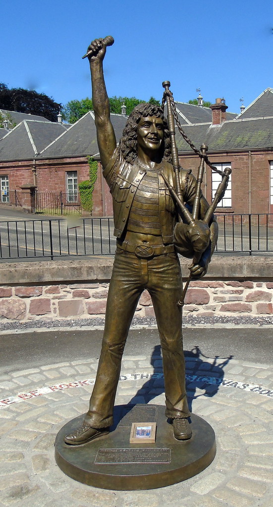 ΕΤΣΙ ΤΙΜΗΣΑΝ ΤΗ ΜΝΗΜΗ ΤΟΥ BON SCOTT | The Classic Rock Web Magazine