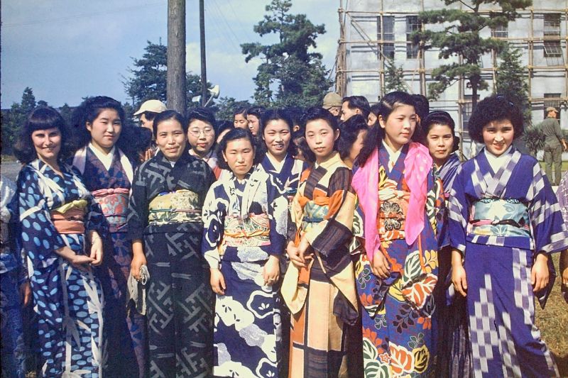 Life of the Post-WWII Japan Through Fascinating Color Pictures ...