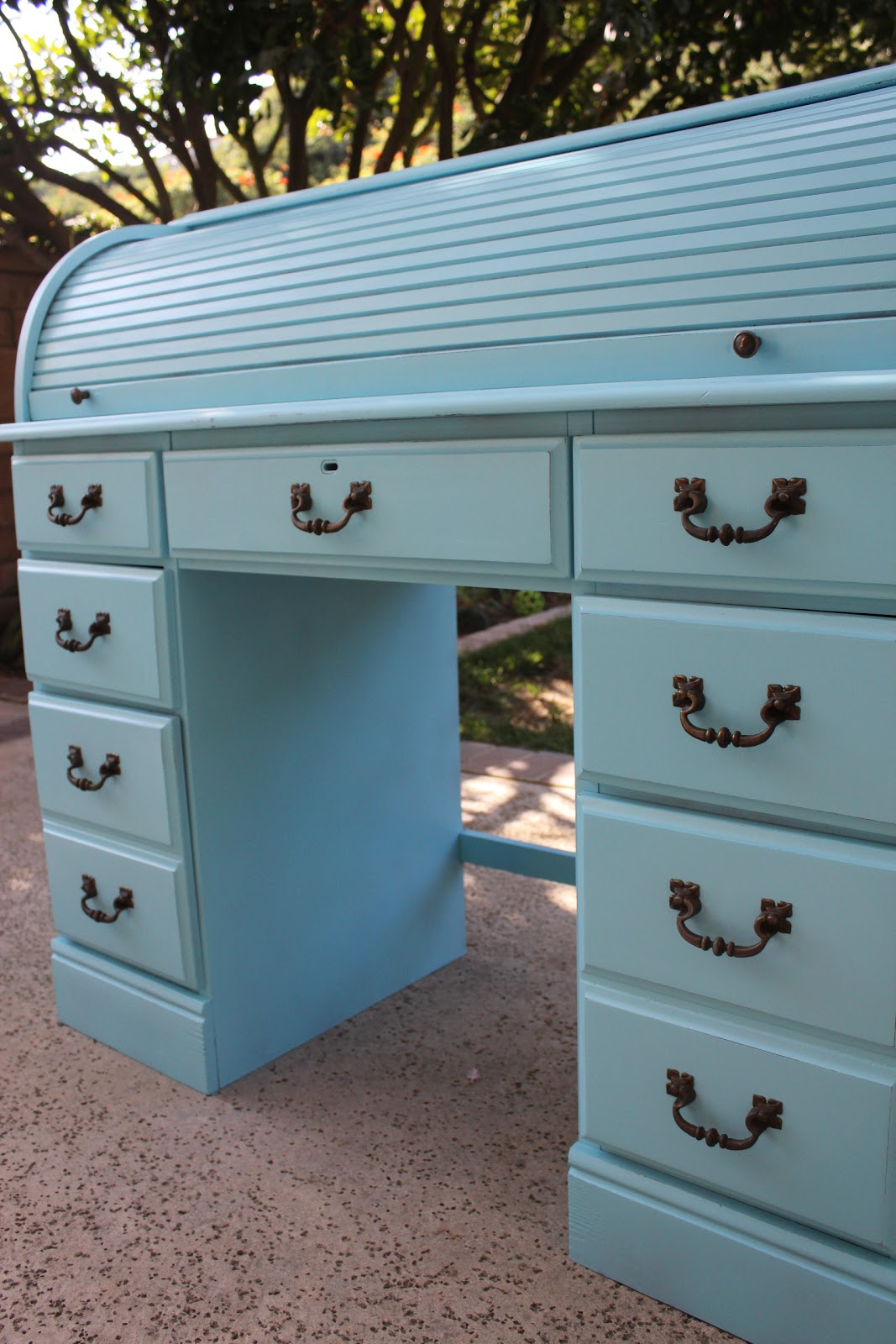 Lu Bird Baby: An aqua desk