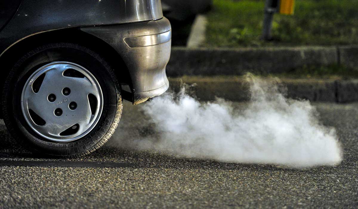 Qué le pasa a tu coche por el humo que emite el tubo de escape