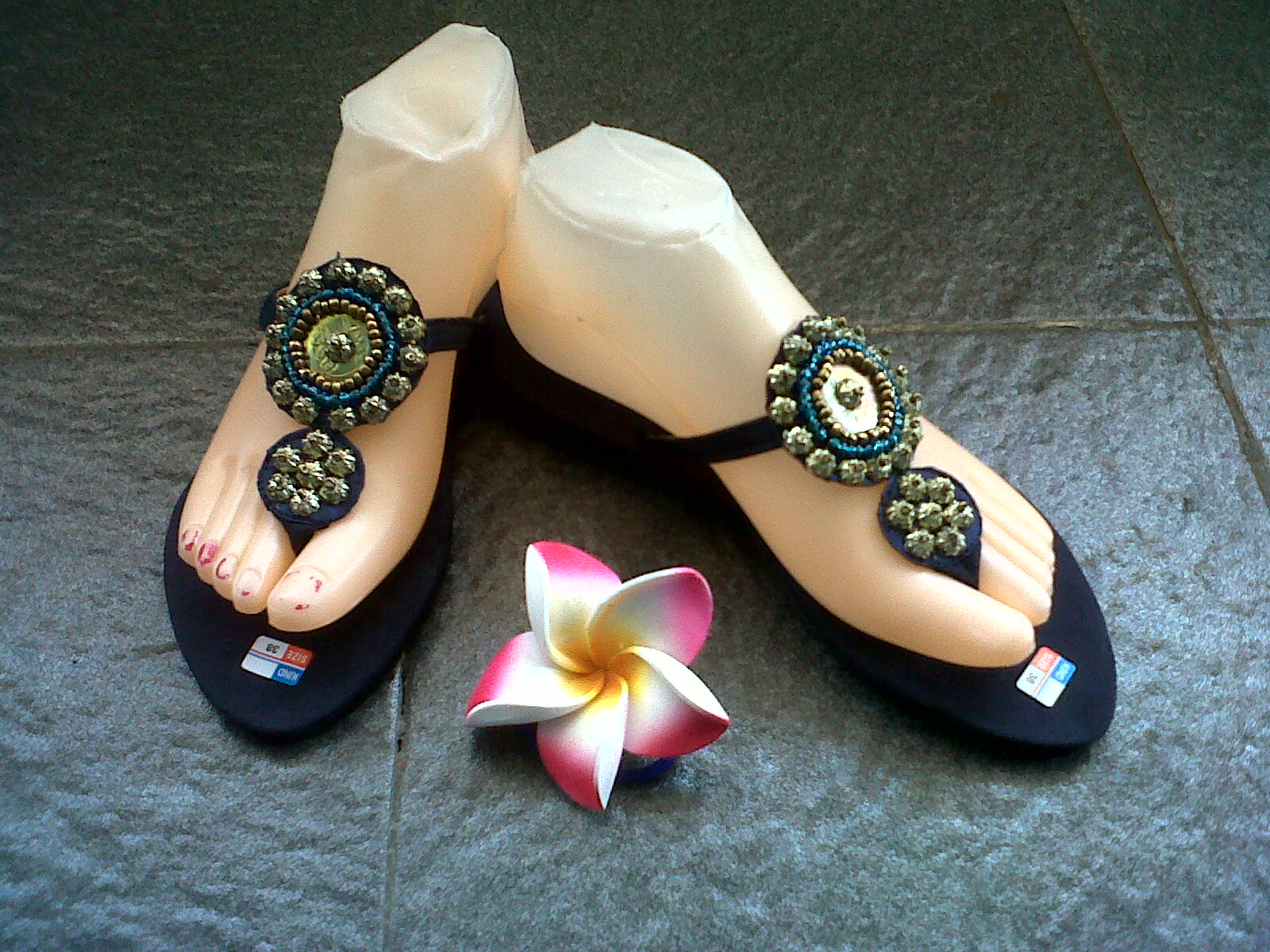 Oleh-Oleh Khas Bali: Sandal Two Moon