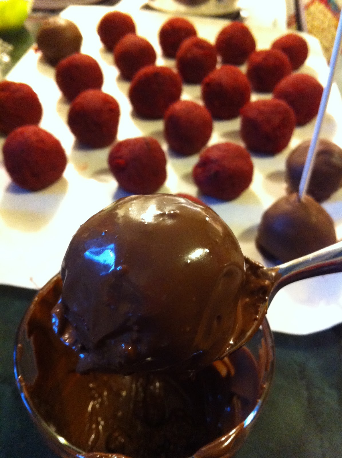 Noodlie-Oodlie: Fudgey Truffle Stuffed Cake Balls..........no seriously.