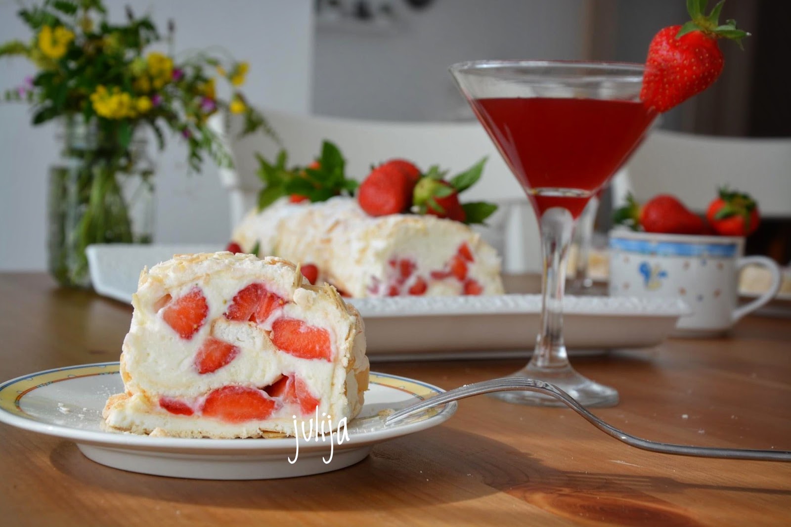 torta, pinjur, pjat...: Zarolana Pavlova sa skutom i jagodama