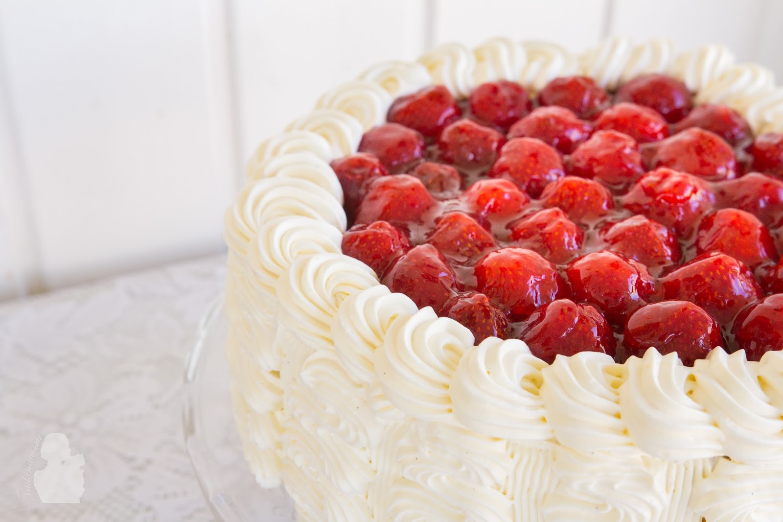 Taikinatassut: Mansikka-kermakakku