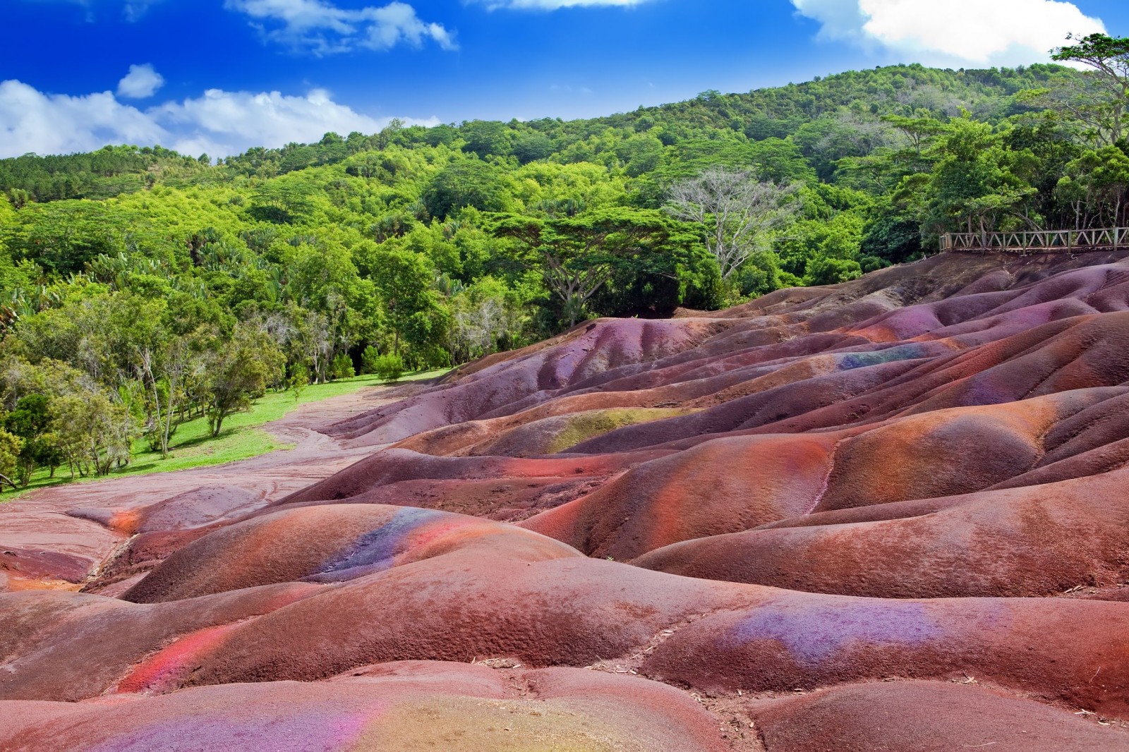 No1 Amazing Things: The Seven Coloured Earth(s), Mauritius