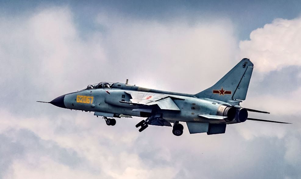 Military and Commercial Technology: HD: Above the clouds, see "Flying ...